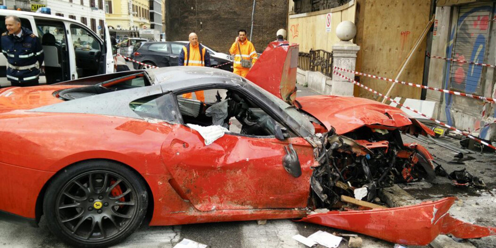 Si schianta con la Ferrari su un negozio: auto distrutta - Foto ...