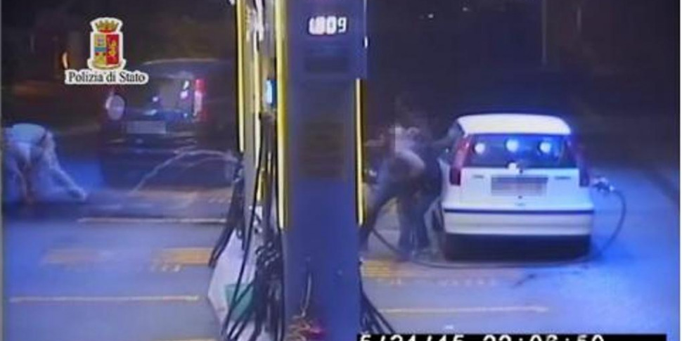Assalto all'Eni, benzinaio ferito: arrestato un giovane - Video ...