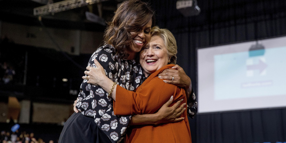 La prima volta di Michelle e Hillary insieme sul palco: "Sì, siamo ...