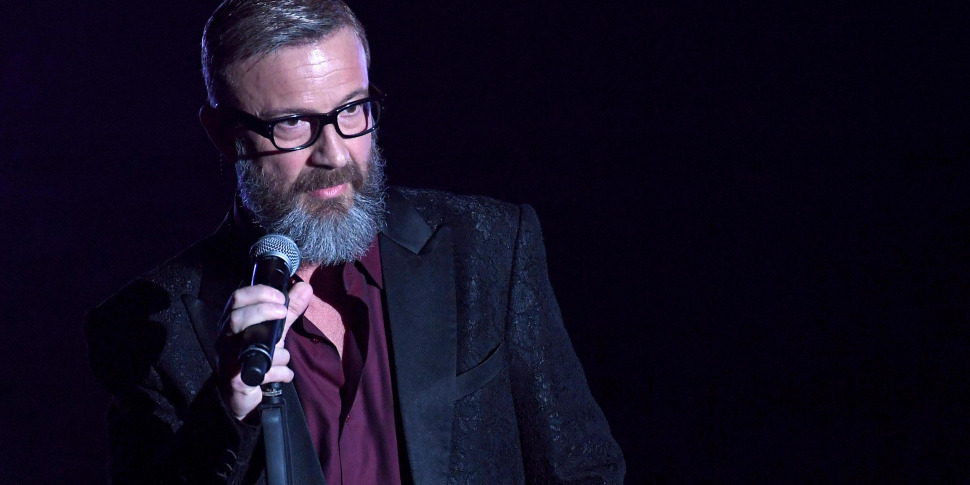 Canta "Signor Tenente" e ricorda Faletti, all'Ariston ovazione per ...