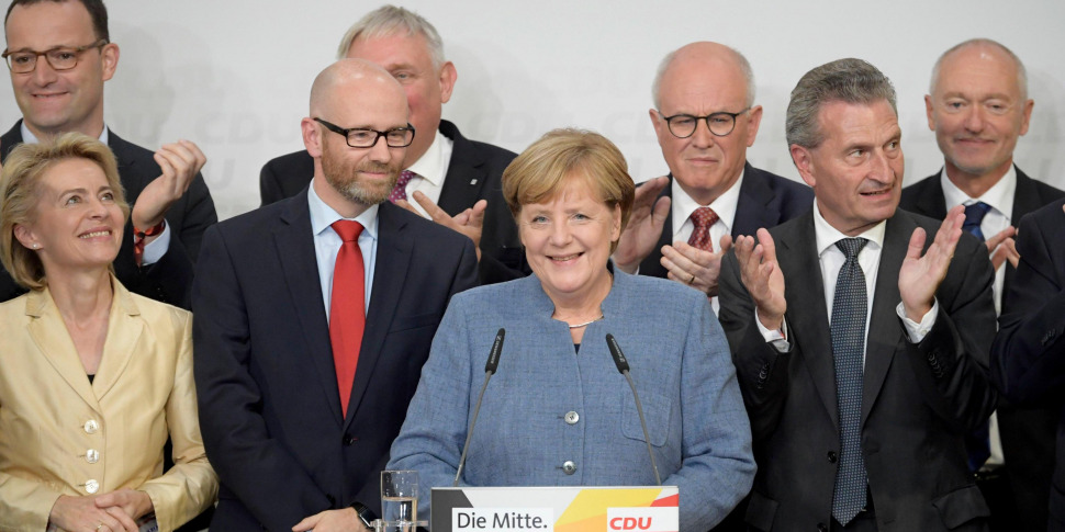 Voto in Germania: la Merkel vince ma perde consensi, volano i populisti ...