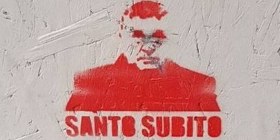 Il volto di Totò Riina con la scritta "santo subito" dipinto sui muri ...