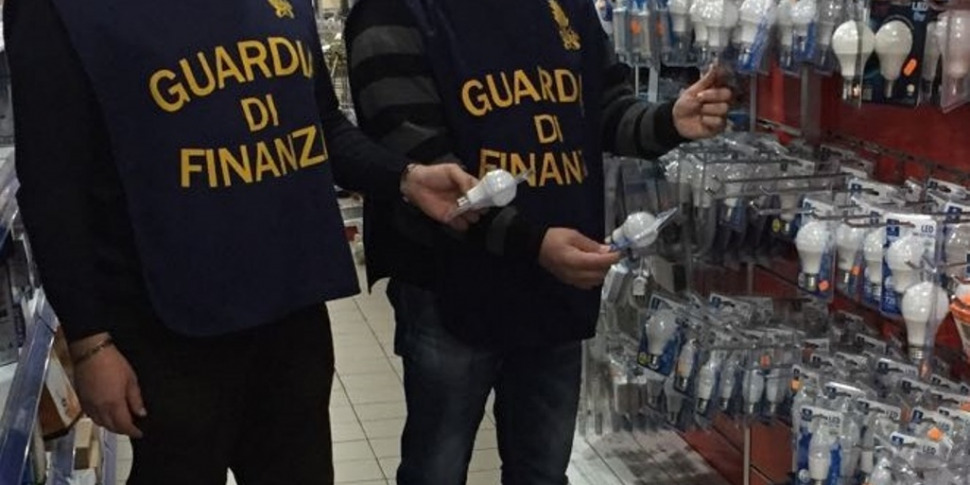 Riposto, sequestrati oltre 1300 prodotti in un negozio gestito da ...