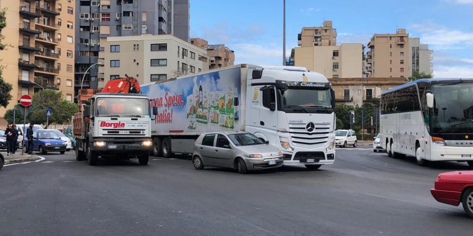 Palermo, incidente tra un tir e un'auto nei pressi dello stadio: le ... Palermo, incidente tra un tir e un'auto nei pressi dello stadio: le ...