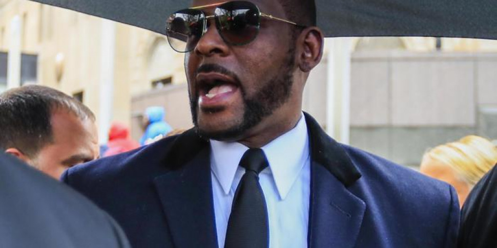 Il cantante R.Kelly arrestato con l'accusa di pedopornografia ...