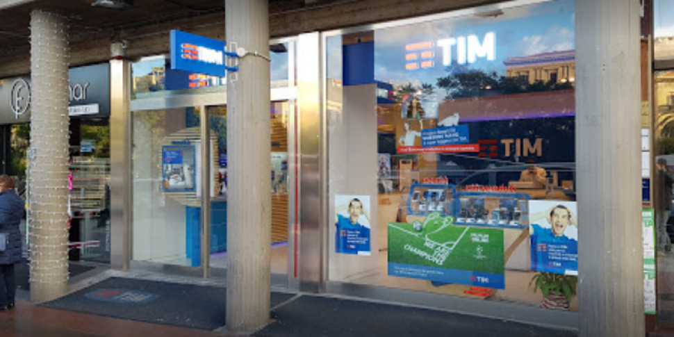 Palermo, furto nella notte al centro Tim del Politeama: rubati ...