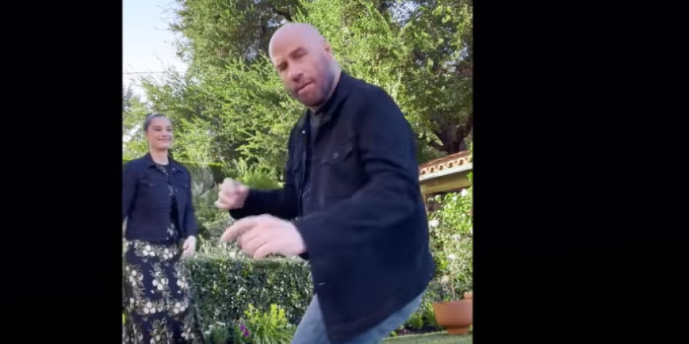 John Travolta balla "Grease" con la figlia Ella: il video in uno spot ...