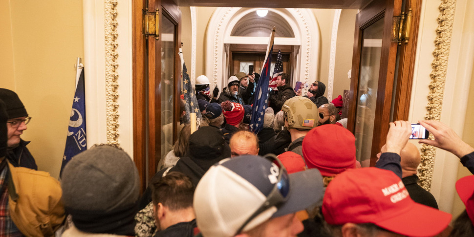Usa, due poliziotti denunciano Trump per l'assalto a Capitol Hill ...