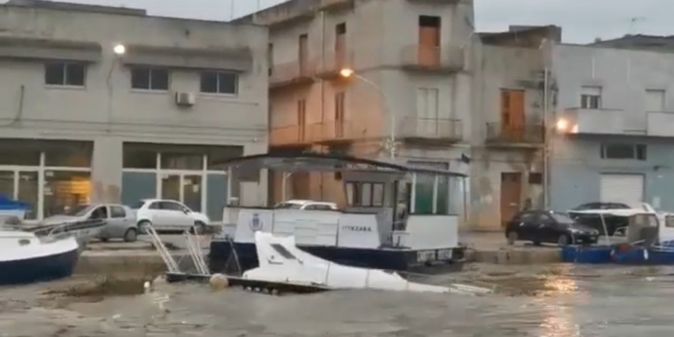 Mazara del Vallo: fiume Mazaro fuori dagli argini, barche trascinate ...