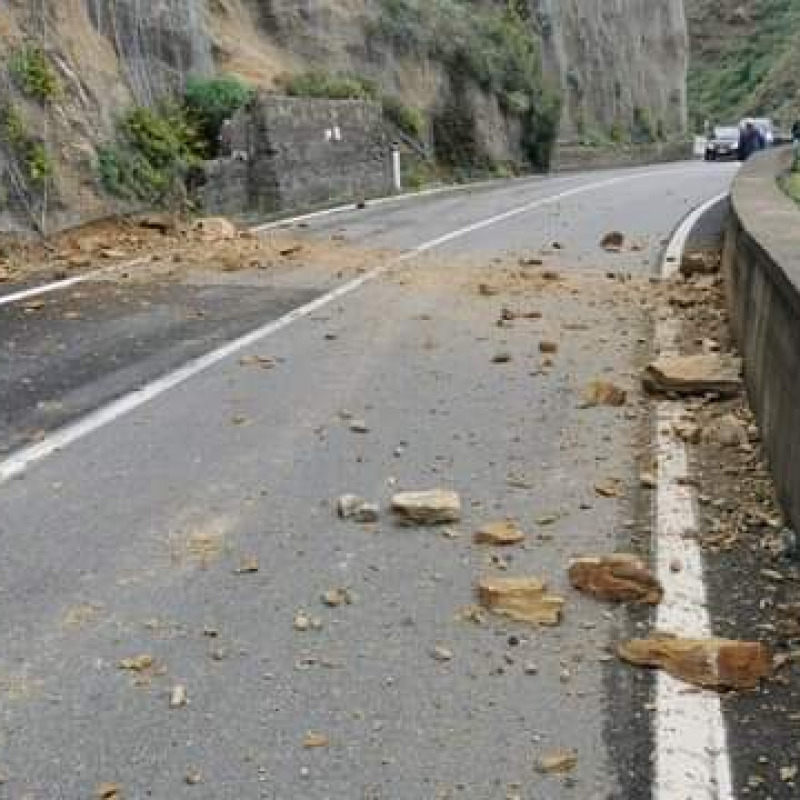 Frana a Capo Ali, i massi invadono la sede stradale - Giornale di Sicilia