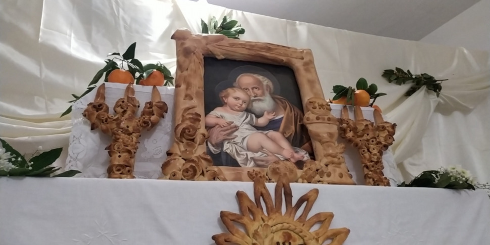 Tante le forme, compreso i simboli di pace, per onorare San Giuseppe ...