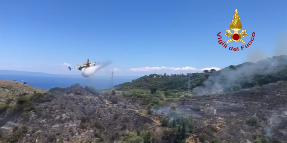 Messina, un incendio devasta la vegetazione della zona nord - Giornale ...