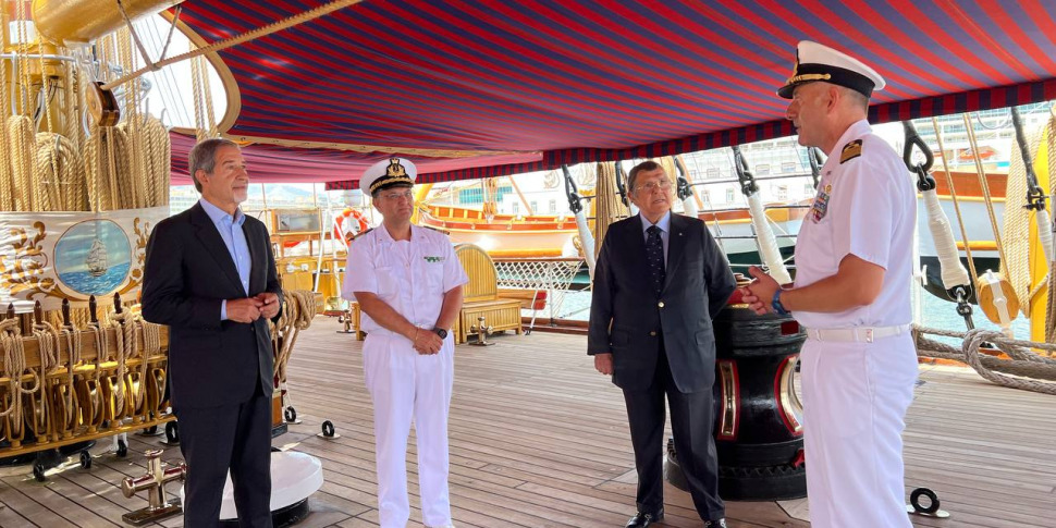 Palermo, Musumeci in visita a bordo della nave-scuola Vespucci ...