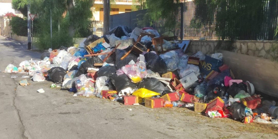 Rifiuti vicino al parcheggio della funivia di Erice, scoppia la ...