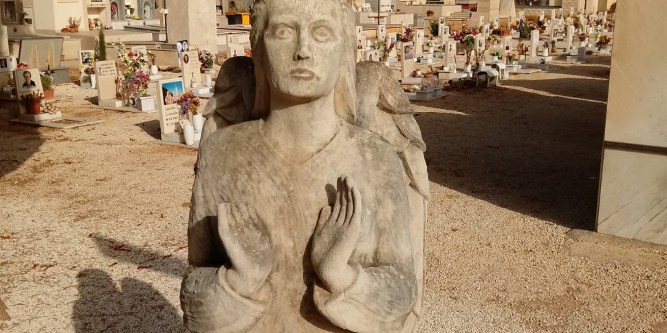 Marina di Ragusa, vandali al cimitero: imbrattata la statua dell'angelo ...