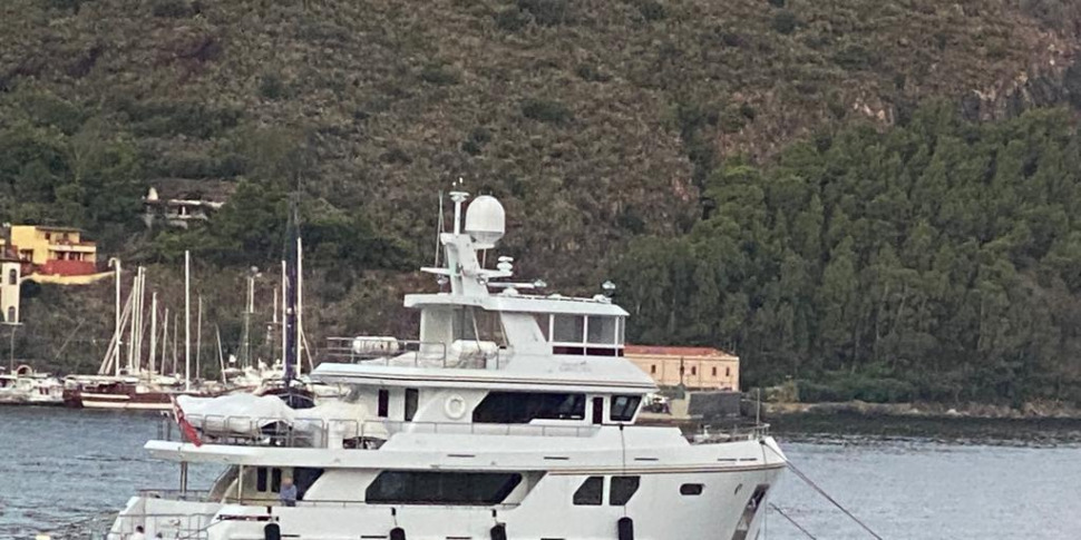 Isole Eolie, a Lipari è arrivato lo yacht di 35 metri Gipsy - Giornale ...