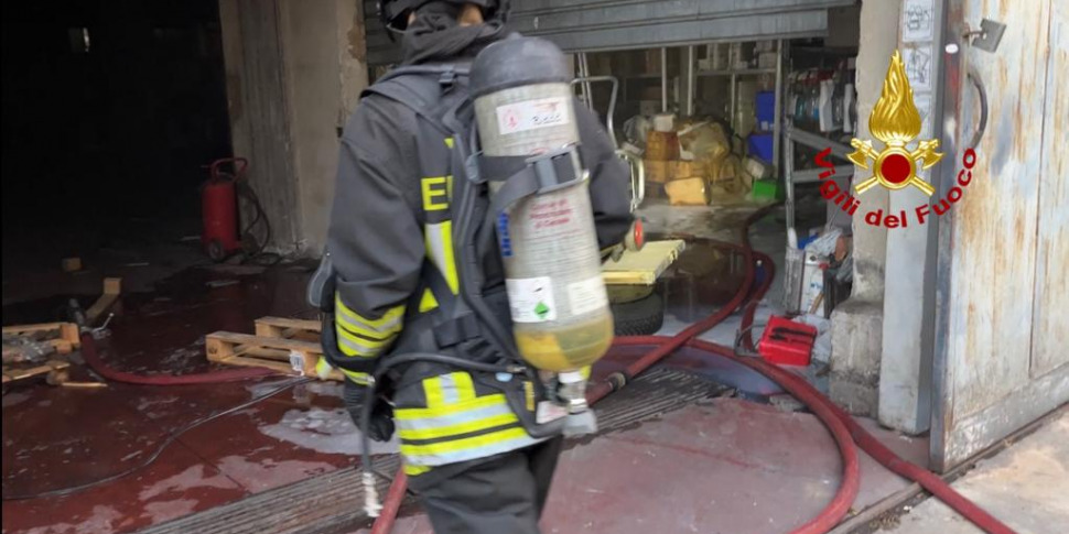 Catania, incendio in un garage: i vigili del fuoco domano le fiamme - Giornale di Sicilia