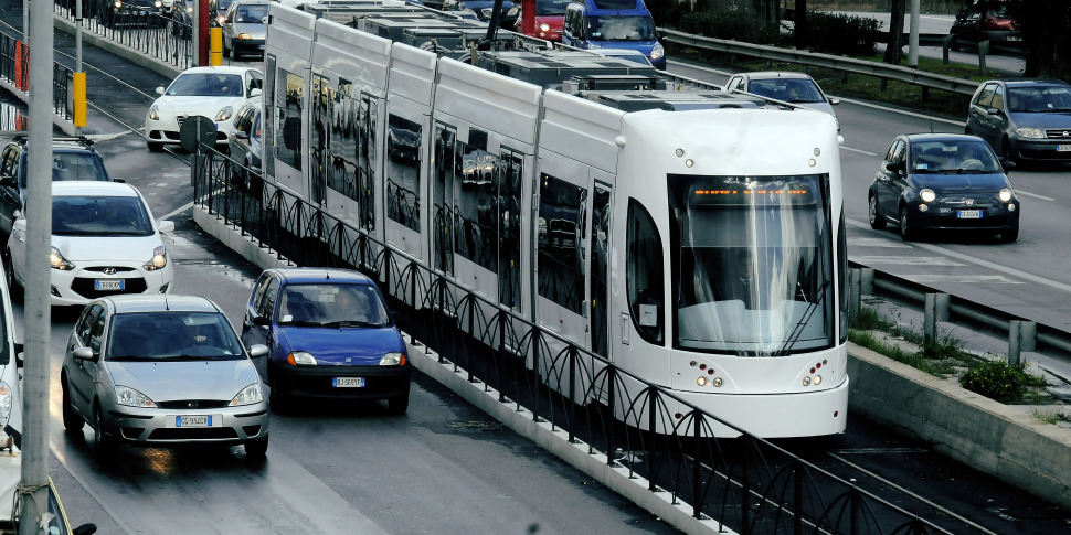 Un camion trancia i cavi, linee del tram bloccate a Palermo - Giornale ...