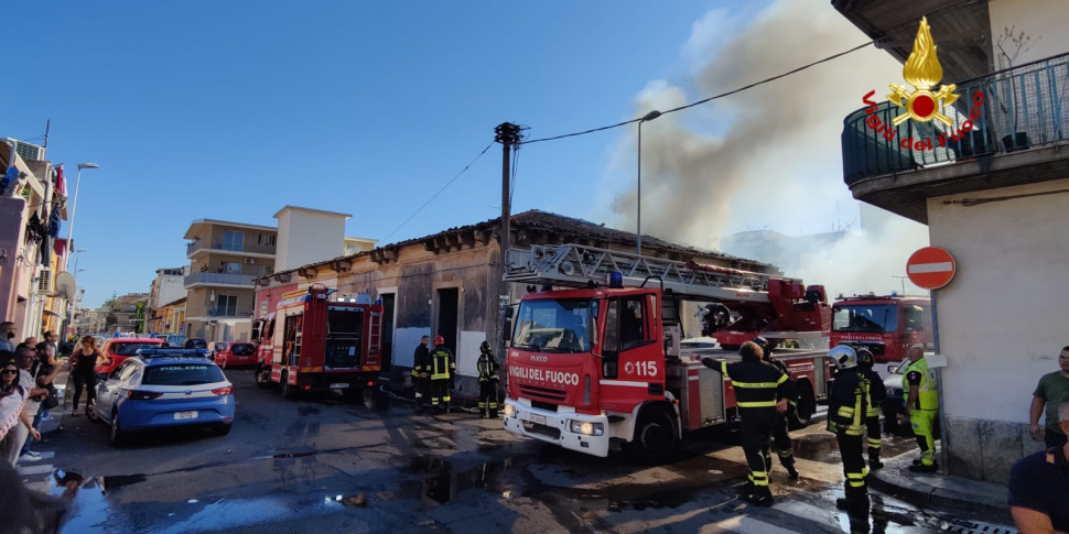 Catania incendio distrugge un edificio adibito a deposito di ...