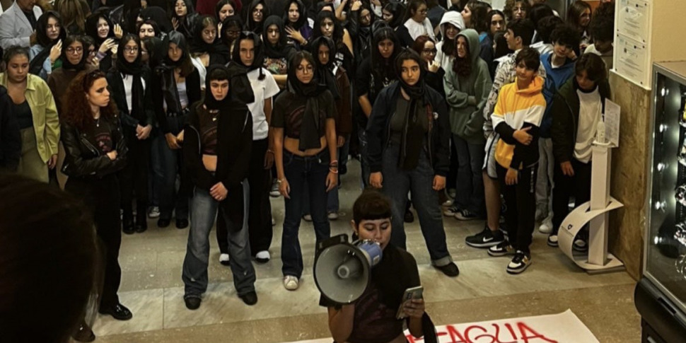 Solidarietà alle donne iraniane, flash mob al liceo Umberto di Palermo ...