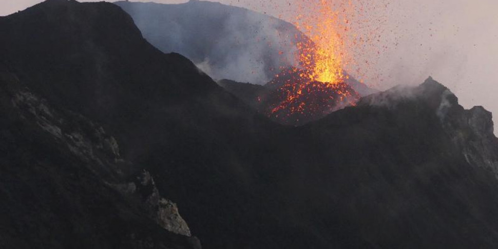 La neve accarezza lo Stromboli e l'eruzione non si ferma - Giornale di ...