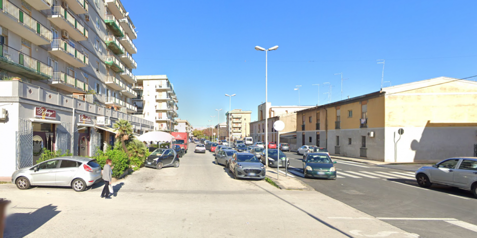 Siracusa, bomba carta danneggia la saracinesca di una vetreria ...