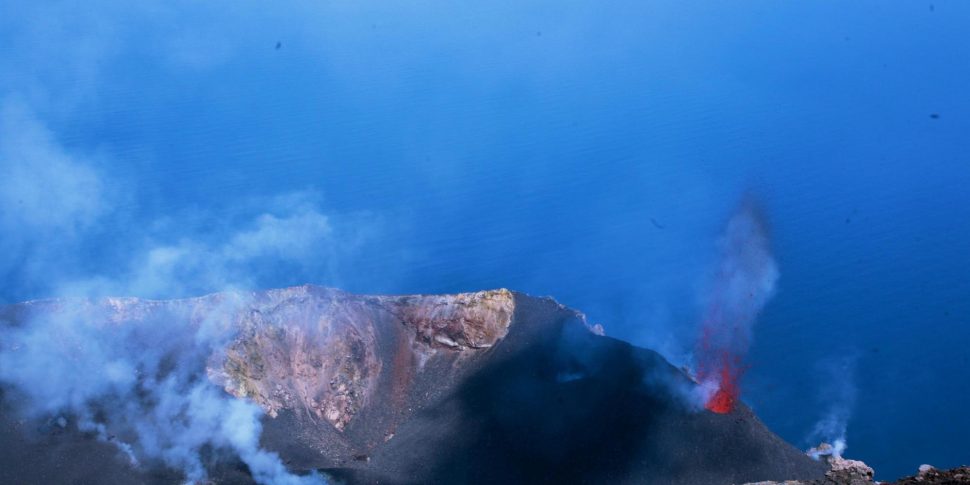 Lo Stromboli torna a sputare lava, scoppia un incendio a Forgia Vecchia ...