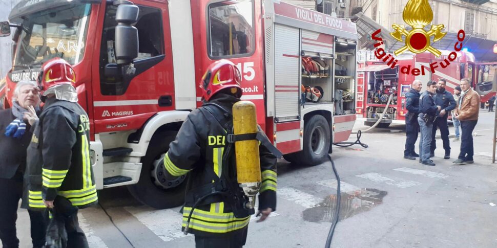 Palermo, incendiata la porta di casa di una donna: le fiamme sono ...