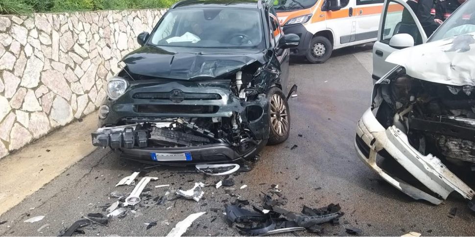Agrigento, scontro tra auto in contrada Fondacazzo: feriti due anziani ... Agrigento, scontro tra auto in contrada Fondacazzo: feriti due anziani ...