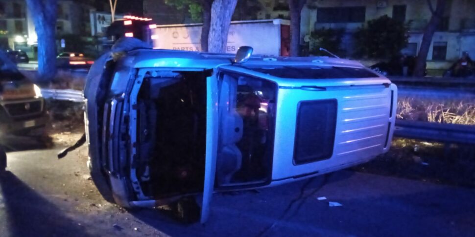 Palermo, auto si ribalta in viale Regione Siciliana: tre feriti ...