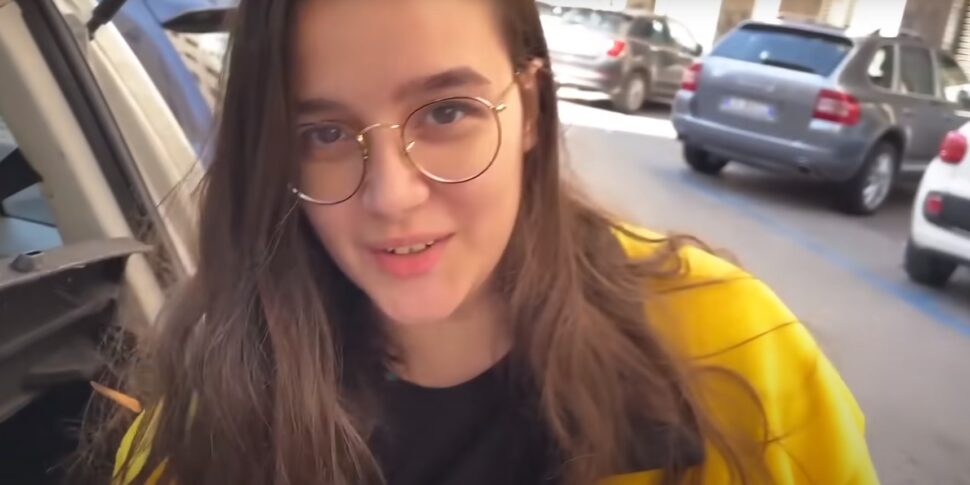 I fan incontrano Roby, giovane youtuber palermitana da oltre un milione ...