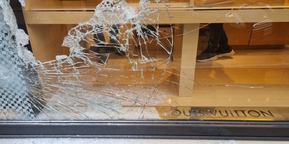 Spacca una vetrina e si ferisce durante il furto, ladro ricoverato a Palermo - Giornale di Sicilia