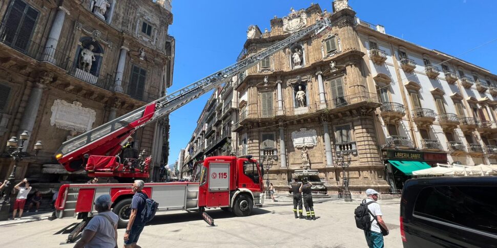 Il video del crollo dei calcinacci ai Quattro Canti - Giornale di Sicilia