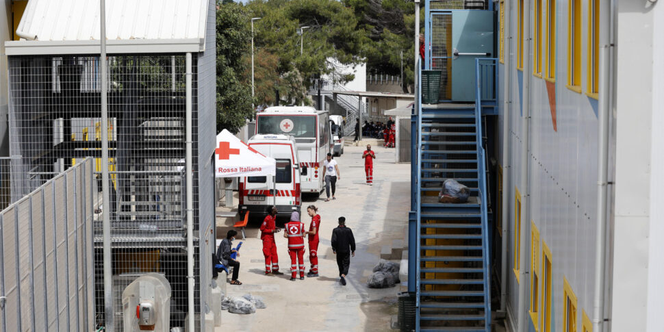 Tre sbarchi a Lampedusa, arrivati in poche ore 181 migranti - Giornale ...