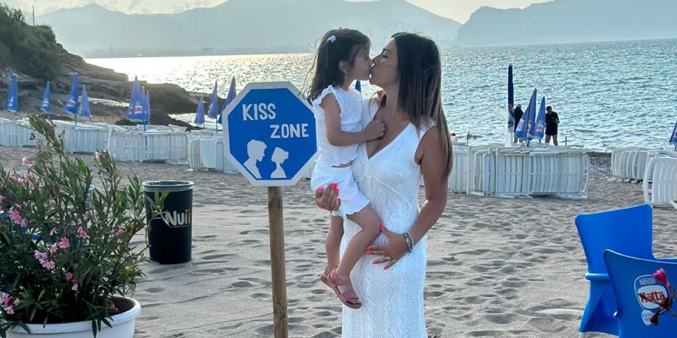Ficarazzi, in spiaggia un angolo per i baci: nasce la kiss zone alla ...