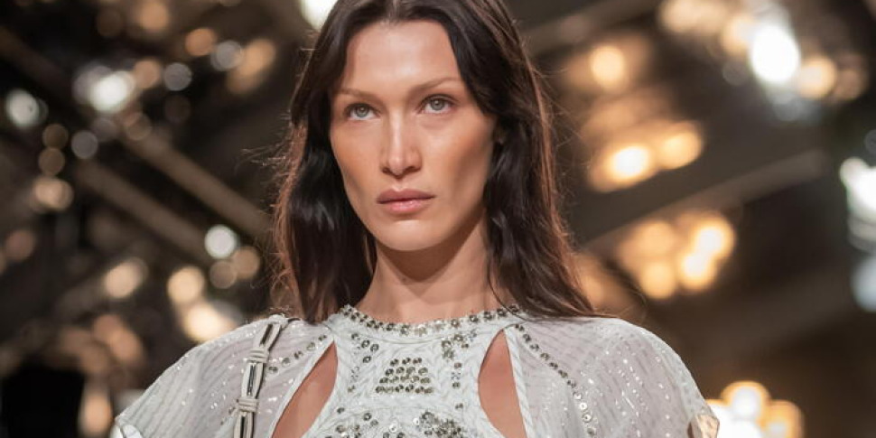 Bella Hadid racconta i '15 anni di sofferenza invisibile' - Giornale di ...