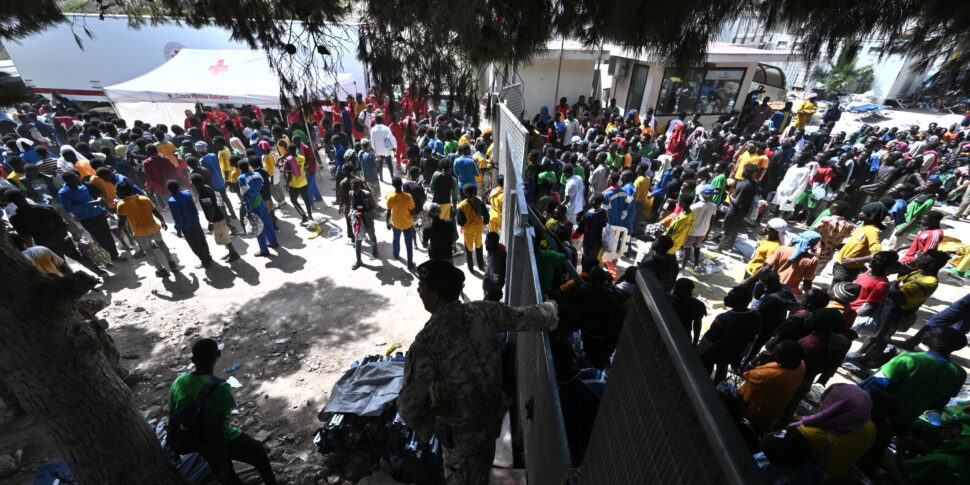Lampedusa, volano le botte all'hotspot: lite per il mancato rispetto ...