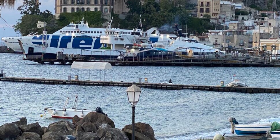 Mare mosso alle Eolie: la nave da Lipari parte, quella da Milazzo no ...