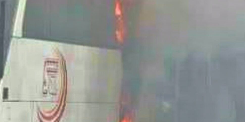 Agrigento, paura in via Crispi: in fiamme autobus carico di passeggeri ...