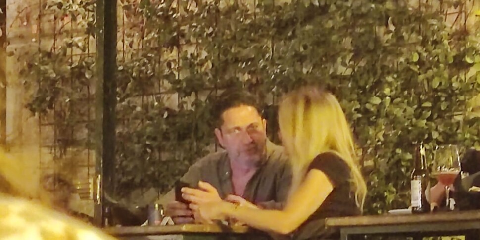 Gerard Butler in un locale a Palermo, niente selfie ma tanti sorrisi ...
