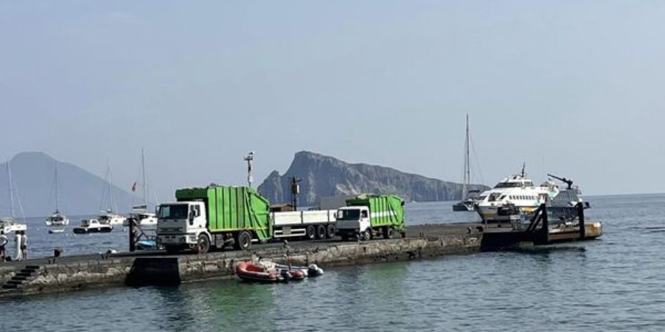 Panarea tra i rifiuti, un guasto prima e il mare mosso dopo bloccano la ...