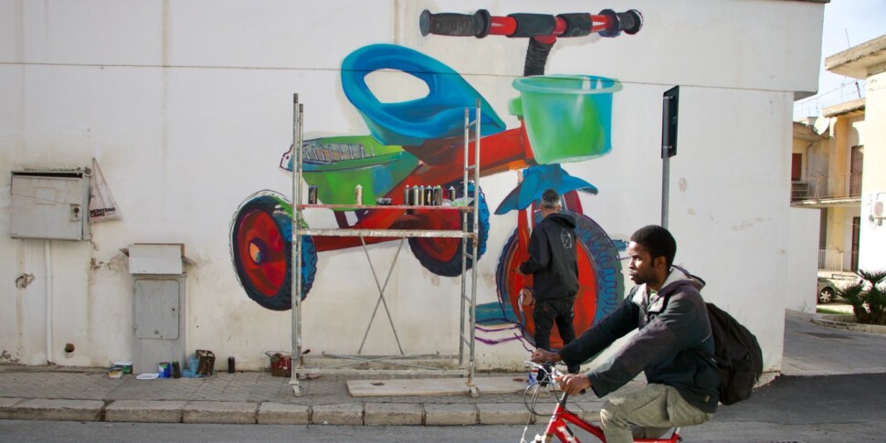 Arte e contrasti nei murales di Ma’Claim e Morik sulle pareti di Comiso ...