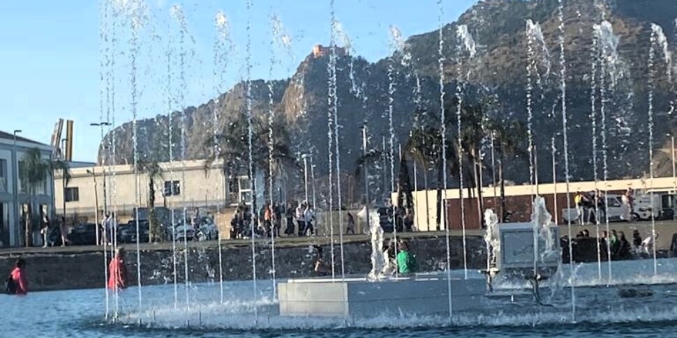 Palermo, fa la pipì nella fontana del Marina Yachting: denunciato ... Palermo, fa la pipì nella fontana del Marina Yachting: denunciato ...