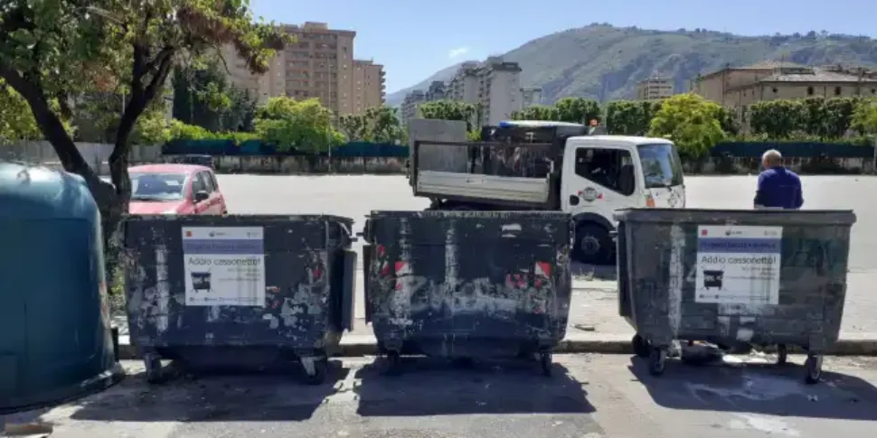 Dai punti di raccolta mobili ai cassonetti, come gettare i rifiuti a ...