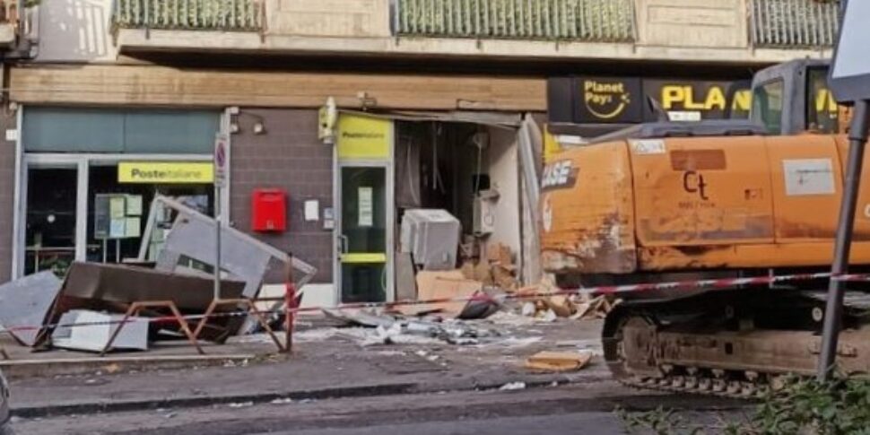 Catania, torna la banda dell'escavatore: sradicato il postamat dell'ufficio in via Pacinotti ...