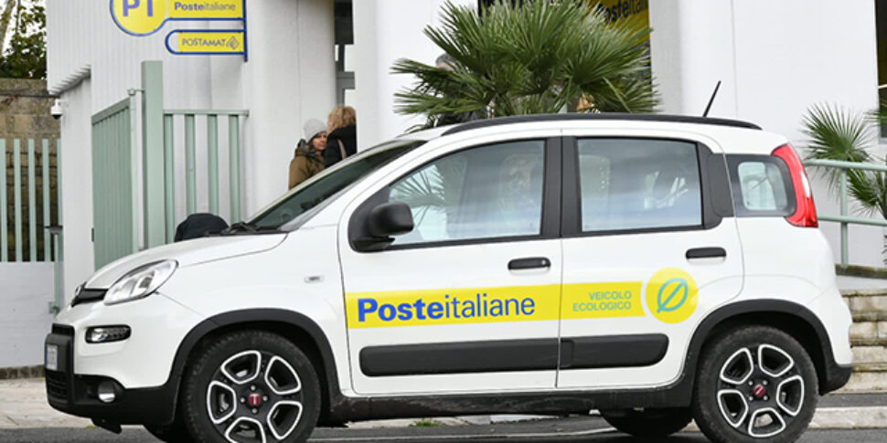 Palermo, rubata un'auto delle Poste con 600 euro in contanti e diversi ...