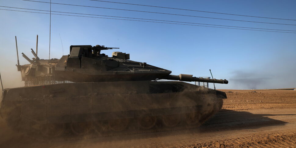 Tank israeliani a Khan Yunis, scatta l'azione di terra a Gaza Sud ... Tank israeliani a Khan Yunis, scatta l'azione di terra a Gaza Sud ...