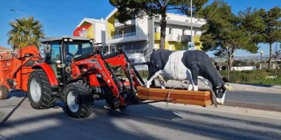La protesta dei trattori sbarca a Ragusa, agricoltori in corteo con una ...