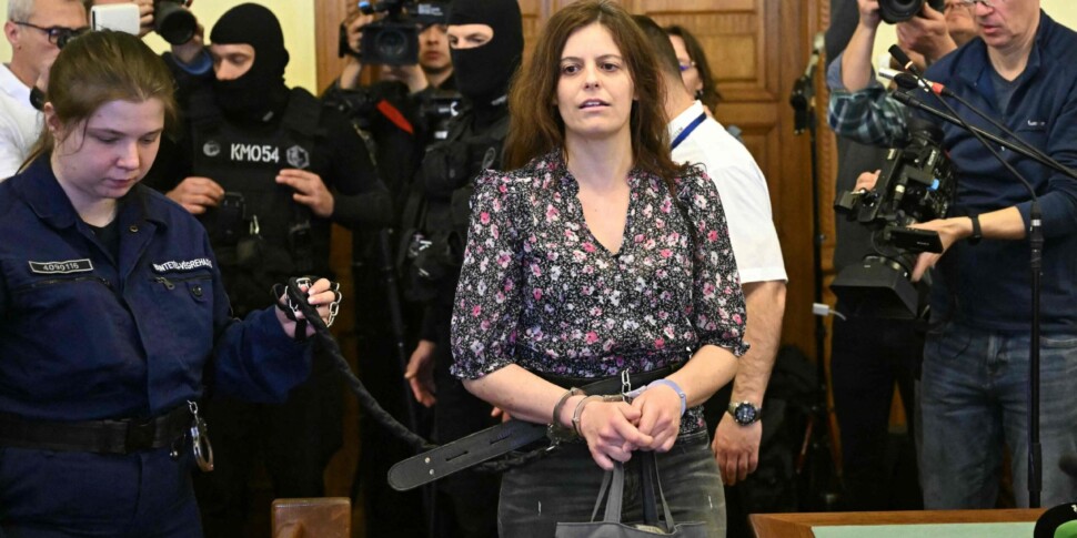 Ilaria Salis ancora in catene in aula: negati i domiciliari, resta in ...