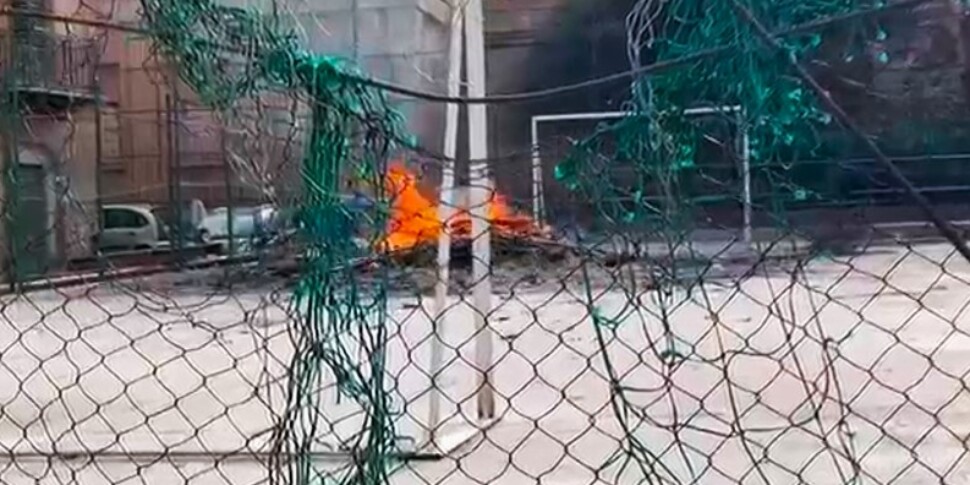 Ancora vampe a Palermo: Borgo Vecchio, fiamme nel campetto di calcio ... Ancora vampe a Palermo: Borgo Vecchio, fiamme nel campetto di calcio ...